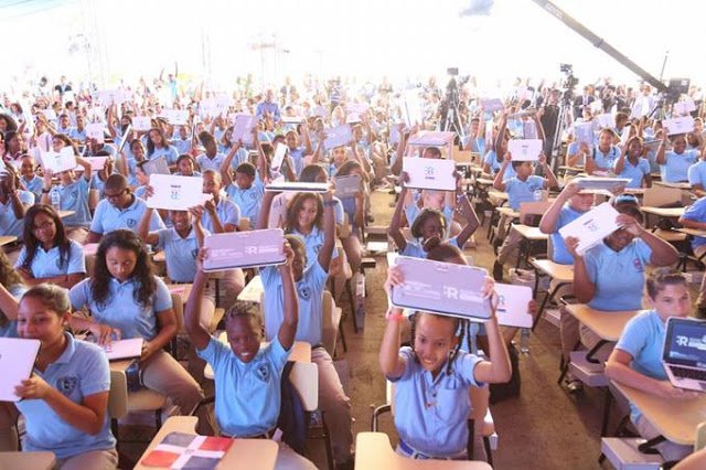 REPUBLICA DIGITAL Presidente entrega 800 latops; habrá internet gratis ...