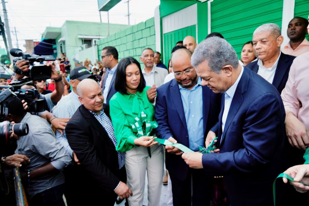 Leonel inaugura local de FP en Villa María, DN, denominada como «zona ...