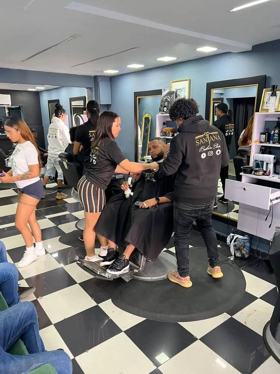 Santana Barber Shop la peluquería que ha vuelto locos a muchos ...