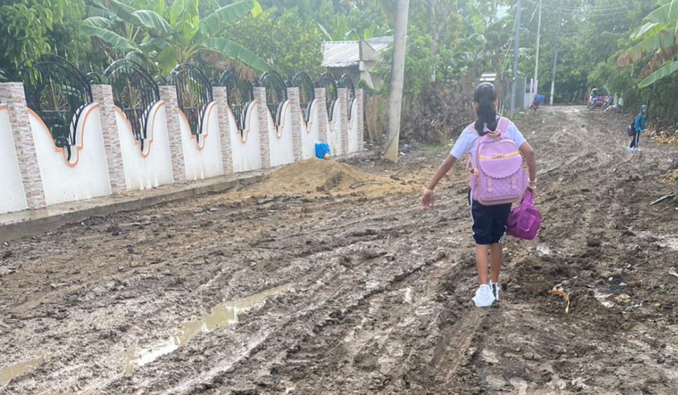 Tenares navega entre el lodo y los trabajos del alcantarillado están ...