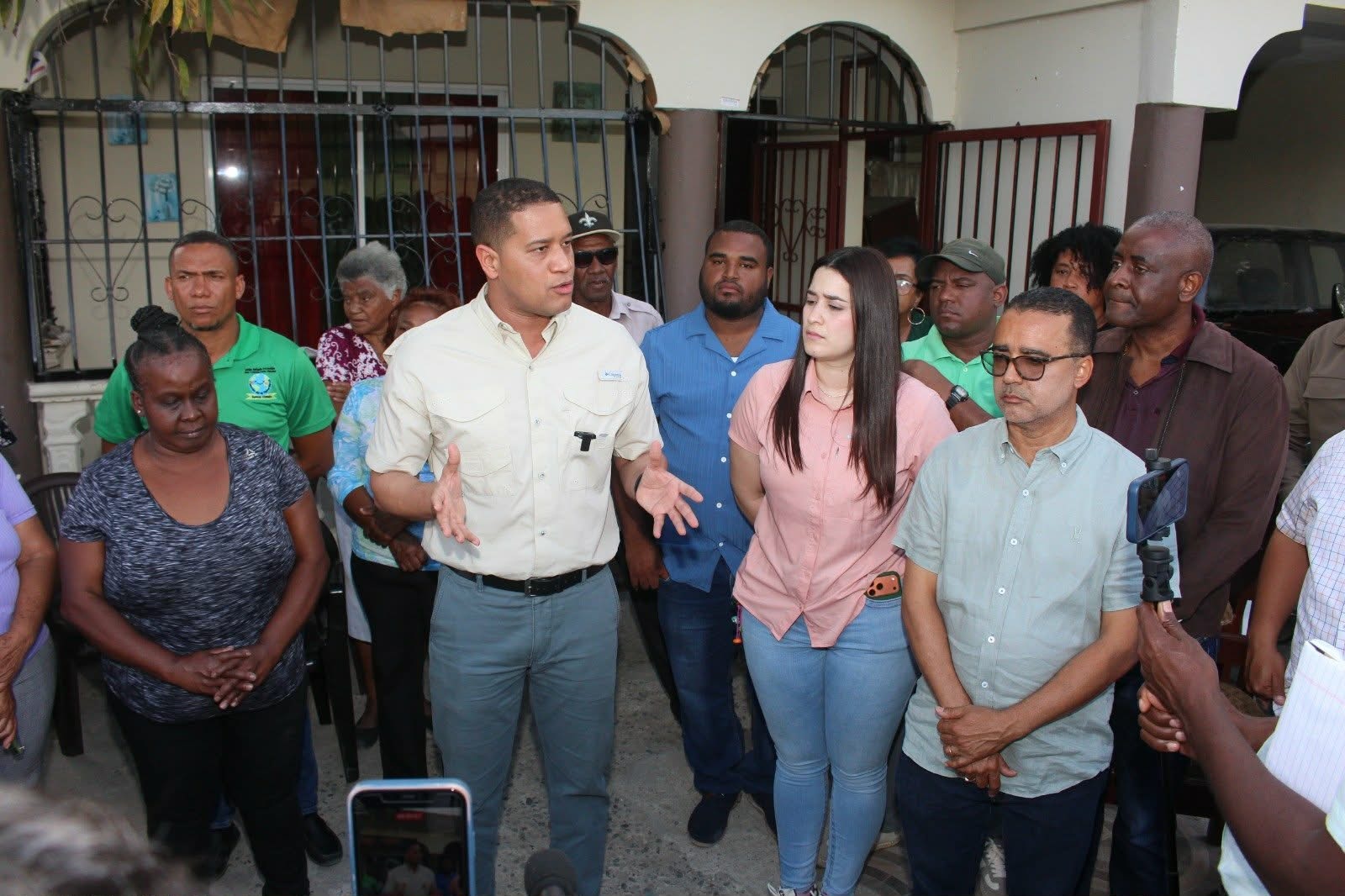 Alcalde San Juan inicia construcción aceras y contenes entrada de ...